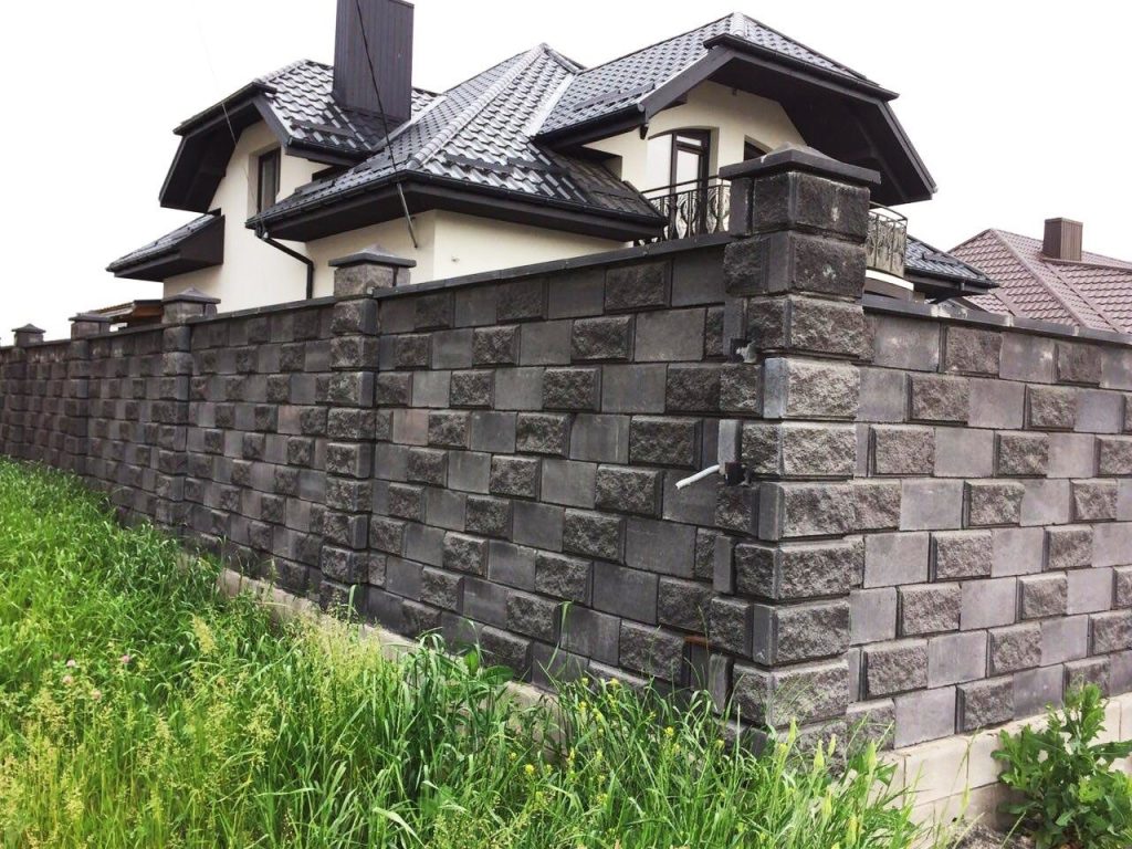 Decorate your yard fence and facade with colored blocks and enjoy life ...